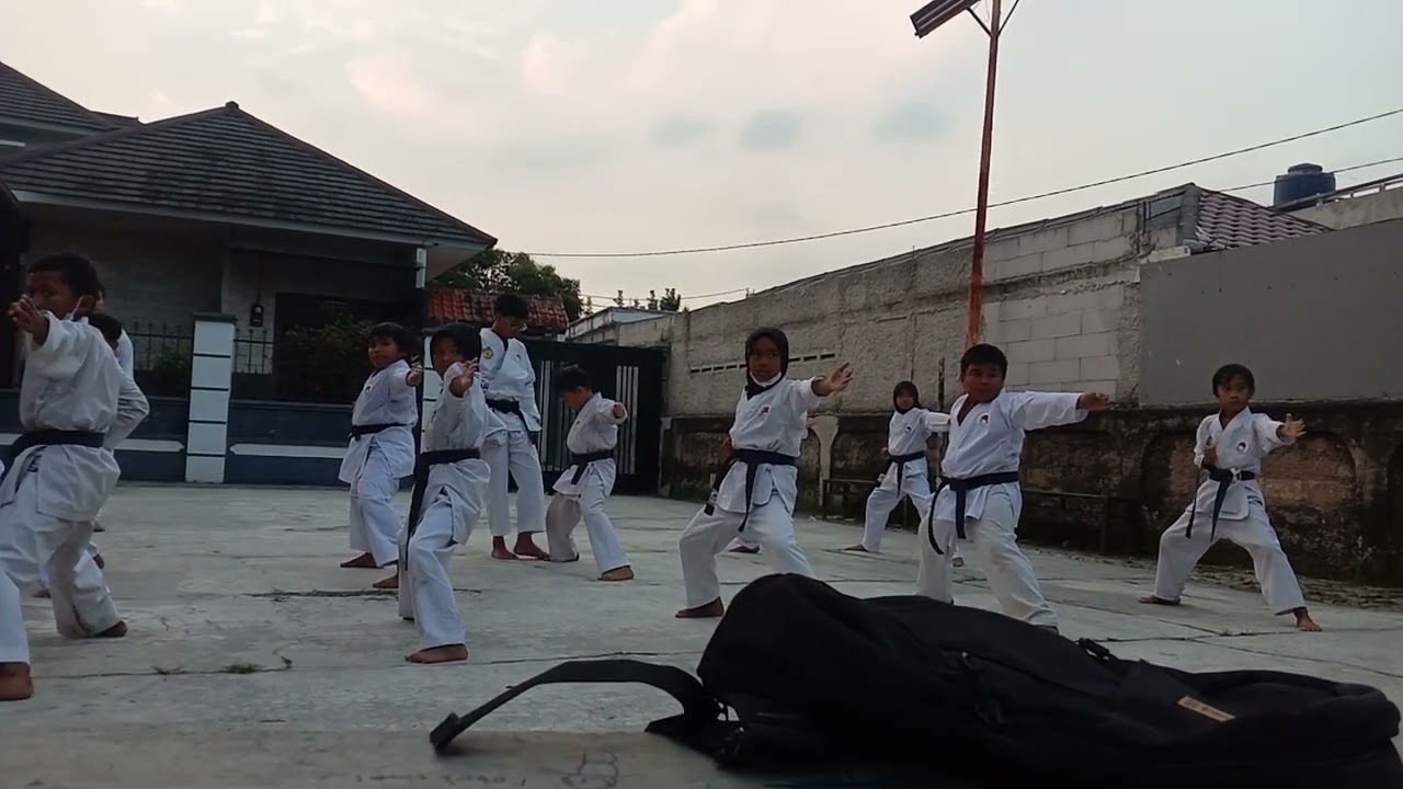 Latihan karate kata 5 Dojo Kmrjb tingkat sd 2022, sabuk. biru - YouTube
