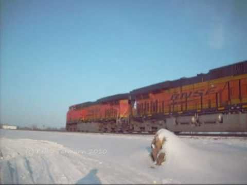 BNSF 7553 with SD75M move east at CP 915 in Streator - YouTube