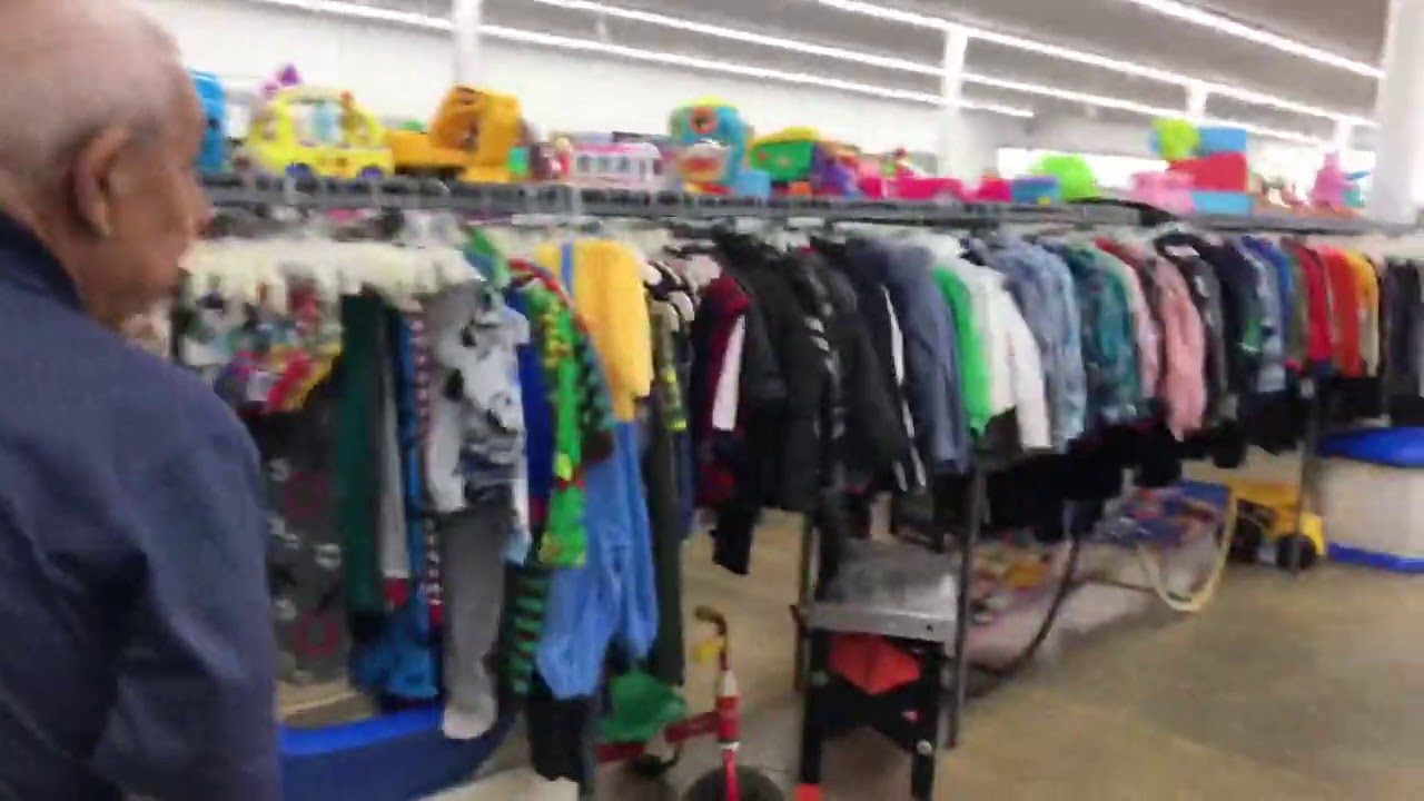 Red White and Blue thrift store en Hialeah, Miami - YouTube
