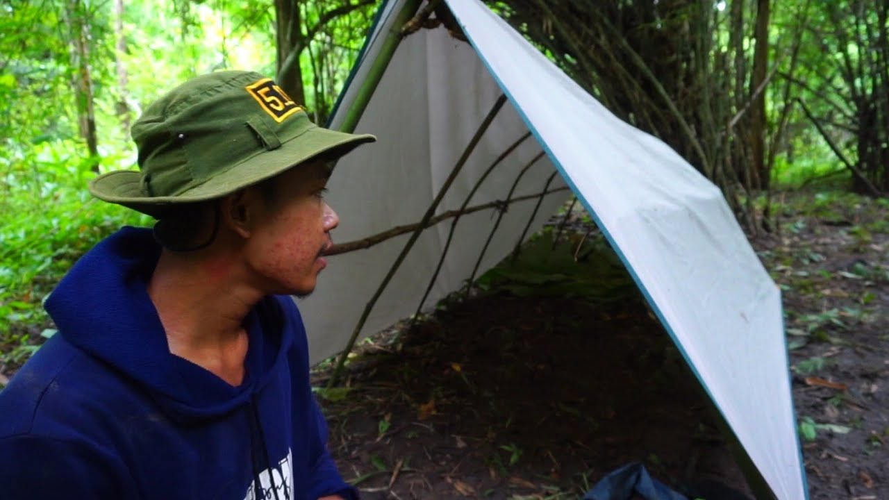 off grid living.Solo Bushcraft & Camping. cooking and bathing in camp ...