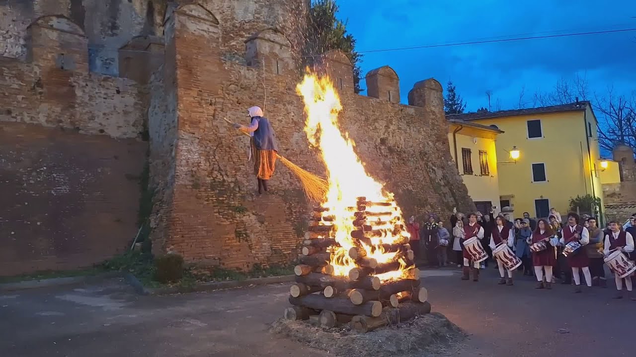 La tradizionale fiaccola della Befana - YouTube