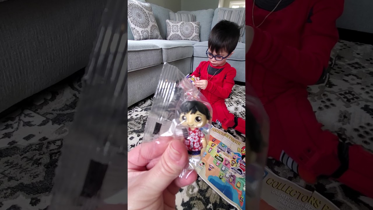 RYAN'S WORLD ROAD TRIP TRAVEL CASE AND MYSTERY MICRO FIGURES WITH CODE ...