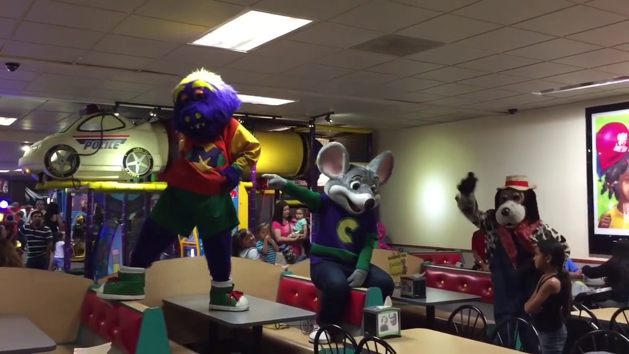CHUCK E CHEESE DANCES HIP HOP with Munch...Watch me Whip Watch me ...
