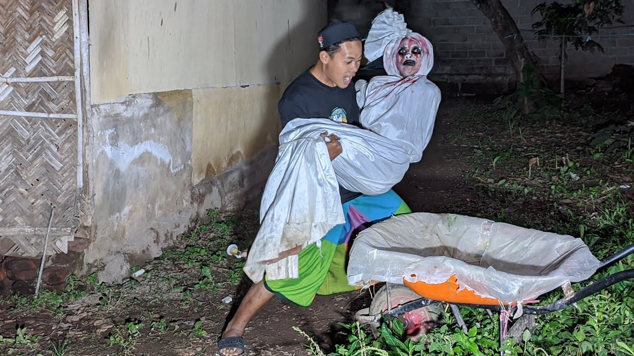 Pocong Apes Diangkut Gerobak Auto Guling | Prank Pocong Kocak | Ghost ...