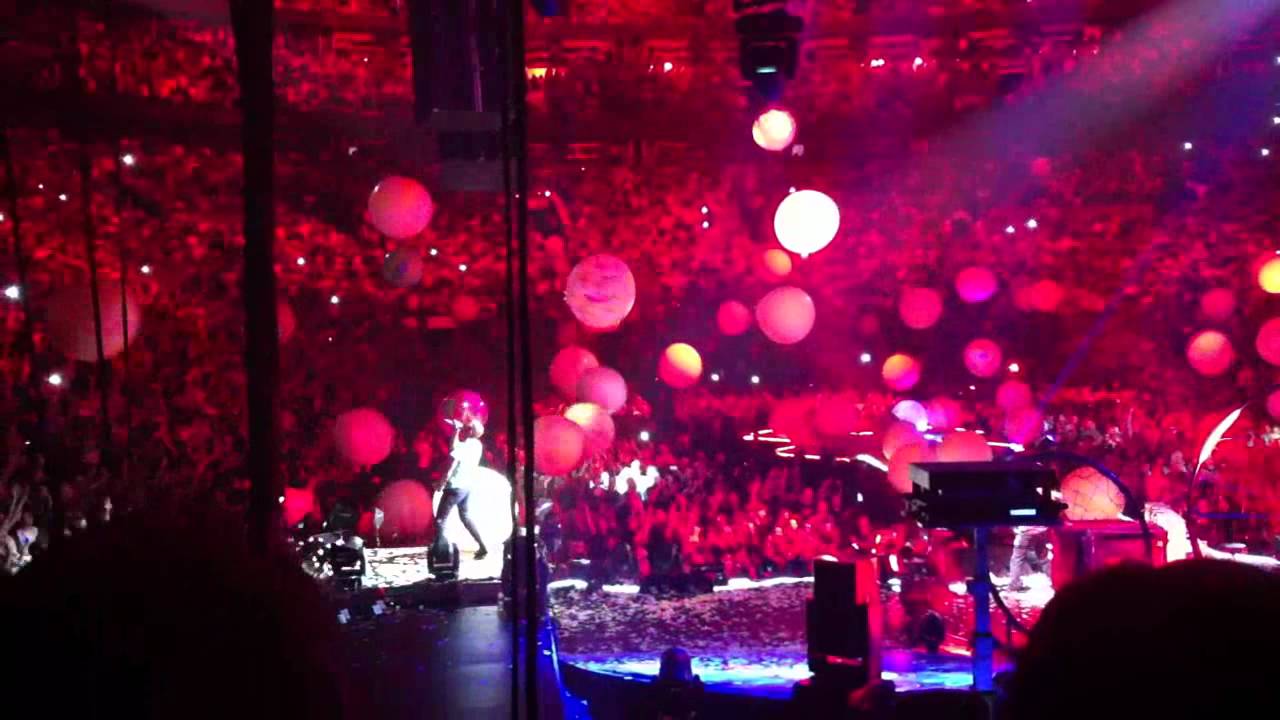 Baloons @ Coldplay - YouTube