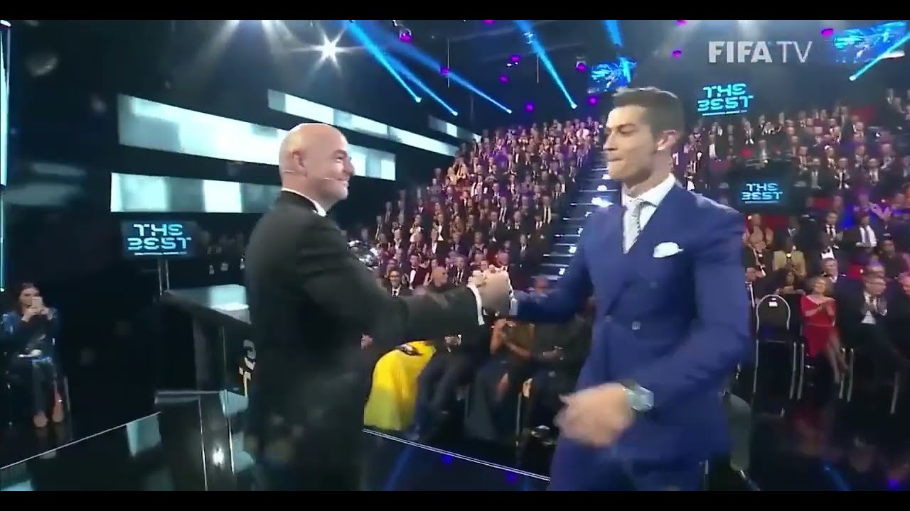 Meme Ronaldo recogiendo premio con Maroon5 de fondo - YouTube
