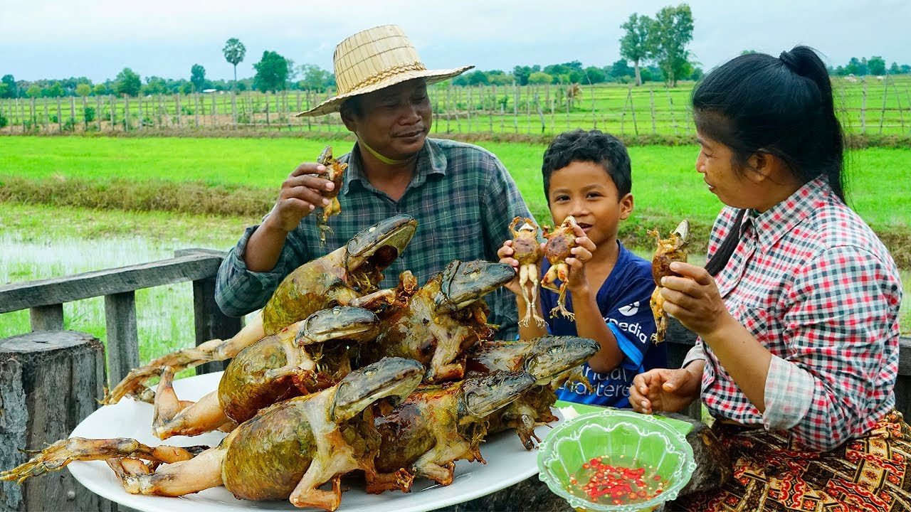Cooking Frog BBQ Recipe | Roasted Frog BBQ For Family In Village. - YouTube