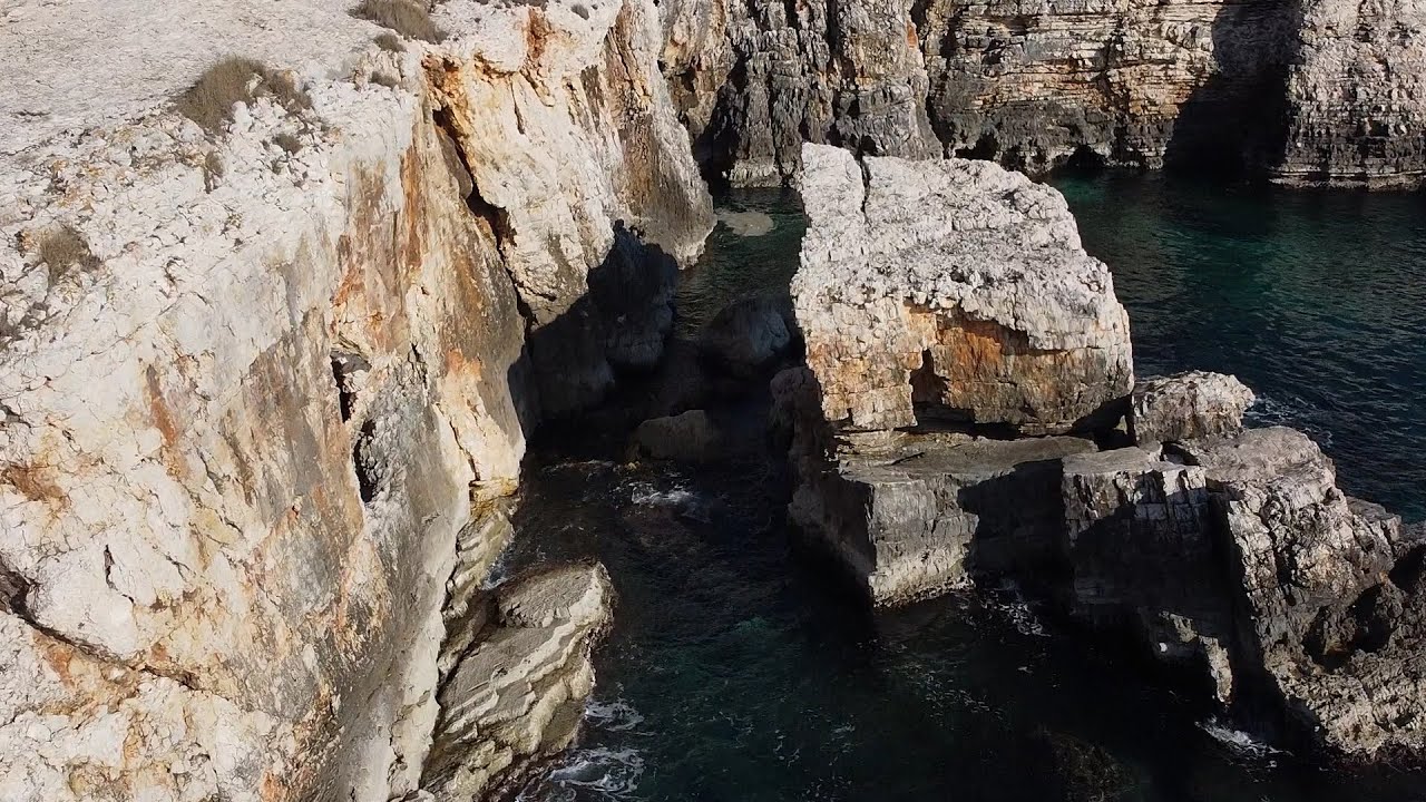 Fascinantna obala mora, niski let dronom - YouTube