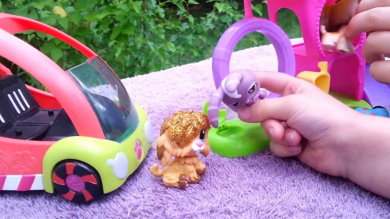 Littlest Pet Shops go to the park and play! Playing with LPS - YouTube