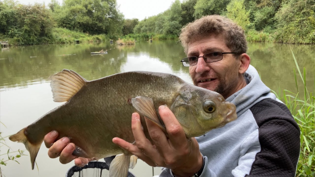 Pescuit cu undita si pluta din pana - YouTube