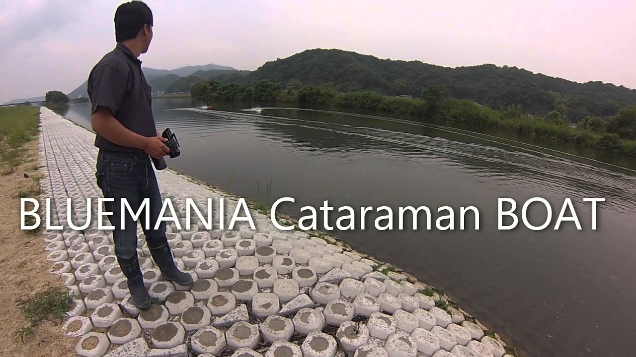 BLUEMANIA Catamaran BOAT VS BULLET (Deep Vee) BOAT - YouTube