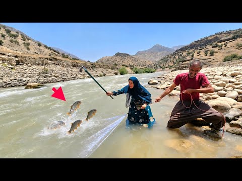 🐟👨‍👩‍👧Tooba Alborz, a brave couple who fish in the wild river for their 🌊🎣 7 children and grandchild