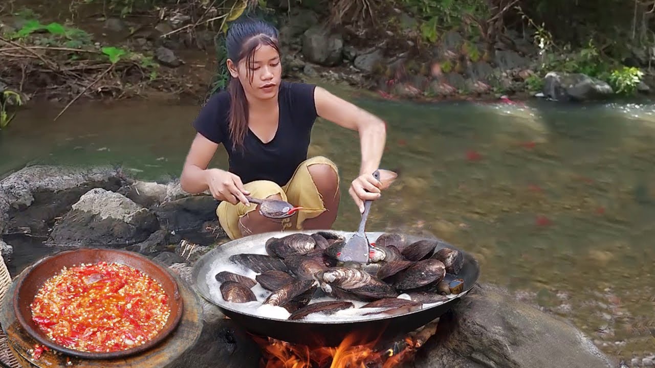 Survival Food Catching river Shells and boiling for jungle food eating ...