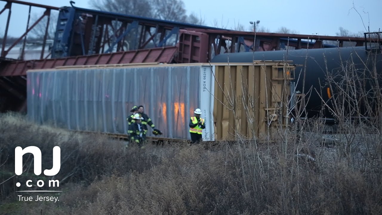 Train derailment shuts down NJ Transit's Raritan Valley Line - YouTube
