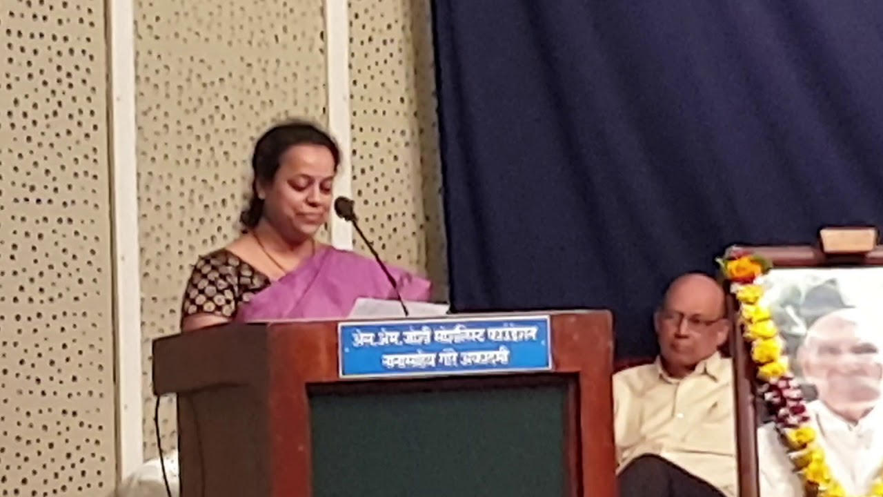 Avanti Kulkarni introducing Shripad Joshi sir during felicitation ...