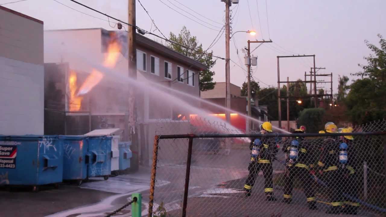 VFD battle a gas pipe fire at a Vancouver restaurant - YouTube