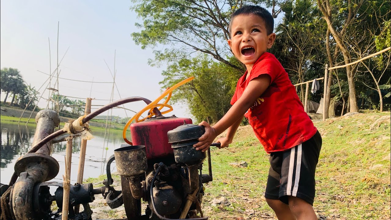 How does this little boy turn the handle to the engine auto mobil ...