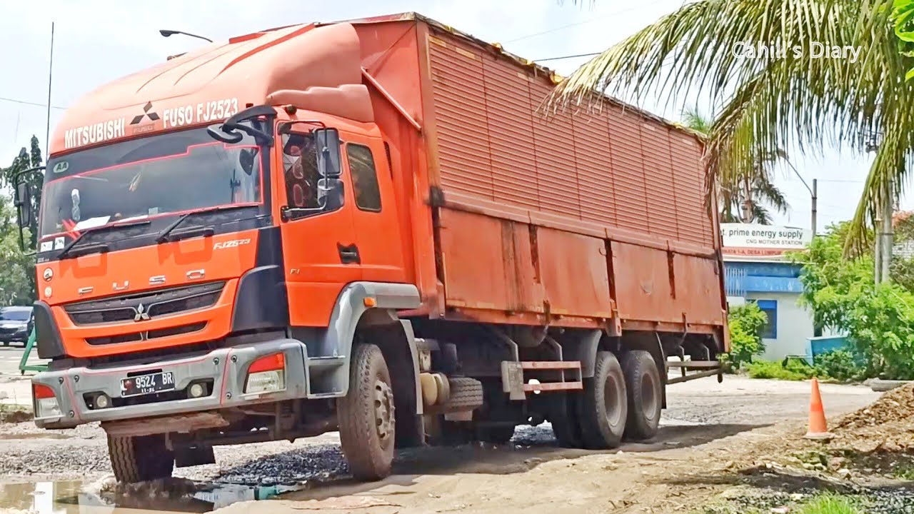 Nyuting Truk Muatan Berat Lewat Jalan Lobang Rusak | Truck Wing Box ...