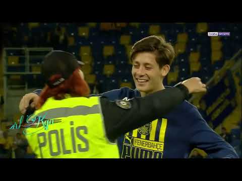 Yıldız futbolcu Arda Güler maç öncesinde sahada görevli olan polis teyzesiyle hasret giderdi.