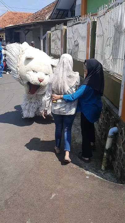 Detik detik Can macanan samperin dua cewek cantik berhijab - YouTube