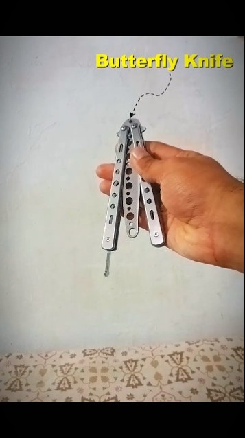 Learning Butterfly knife tricks 🗡 - YouTube