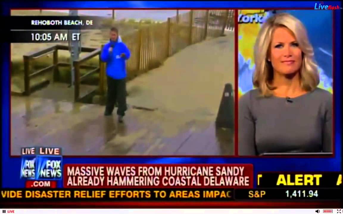 Fox News reporter falls over & hurts foot in Hurricane Sandy - YouTube