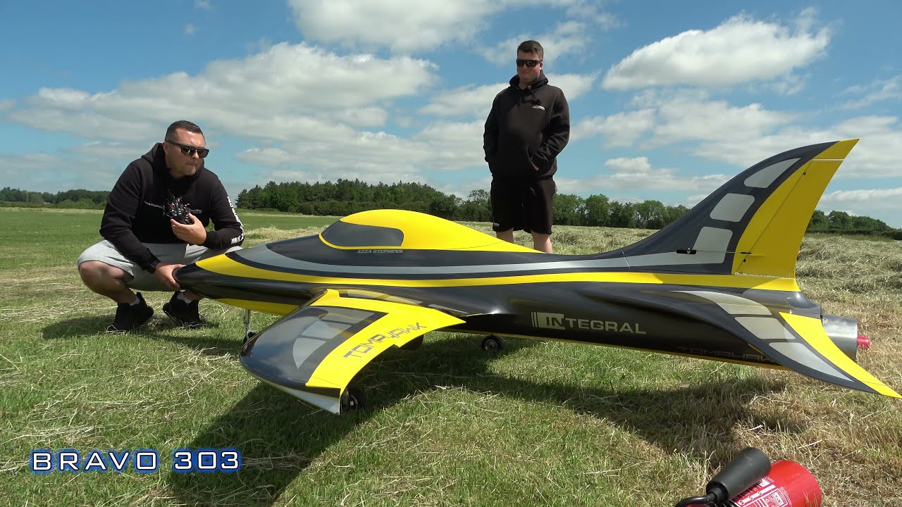 Tomahawk Aviation Integral - JMA @ BMFA Buckminster - YouTube