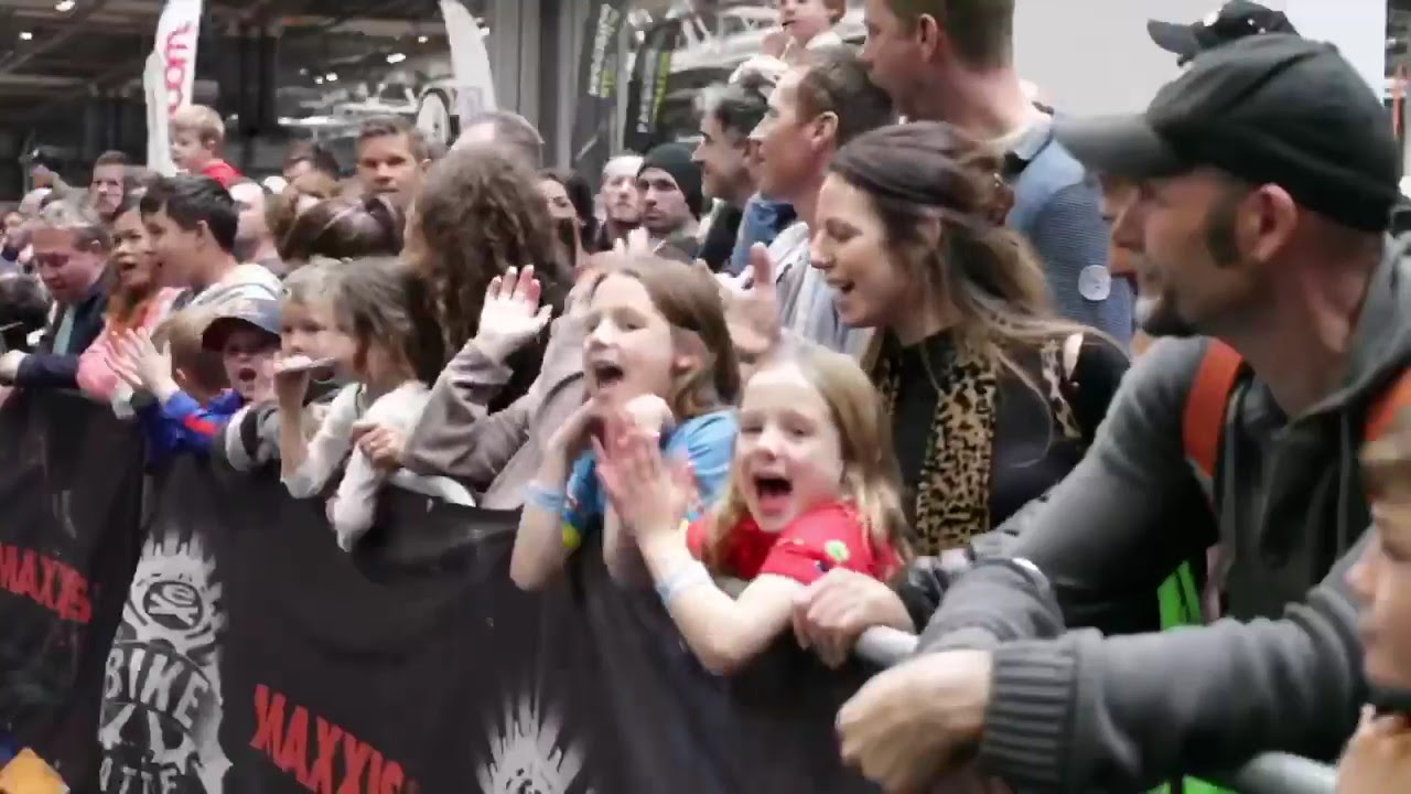 Extreme Bike Battle - YouTube