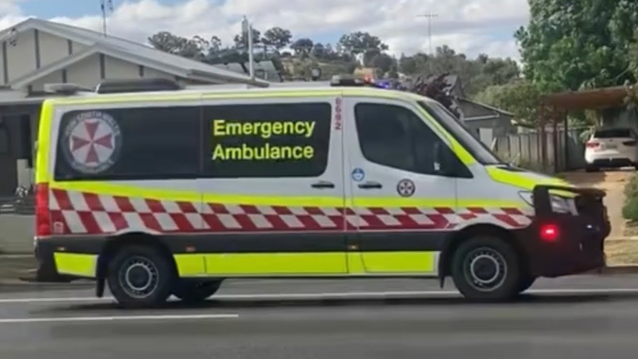 NSW Ambulance - General Duties Car 692 Responding. - YouTube