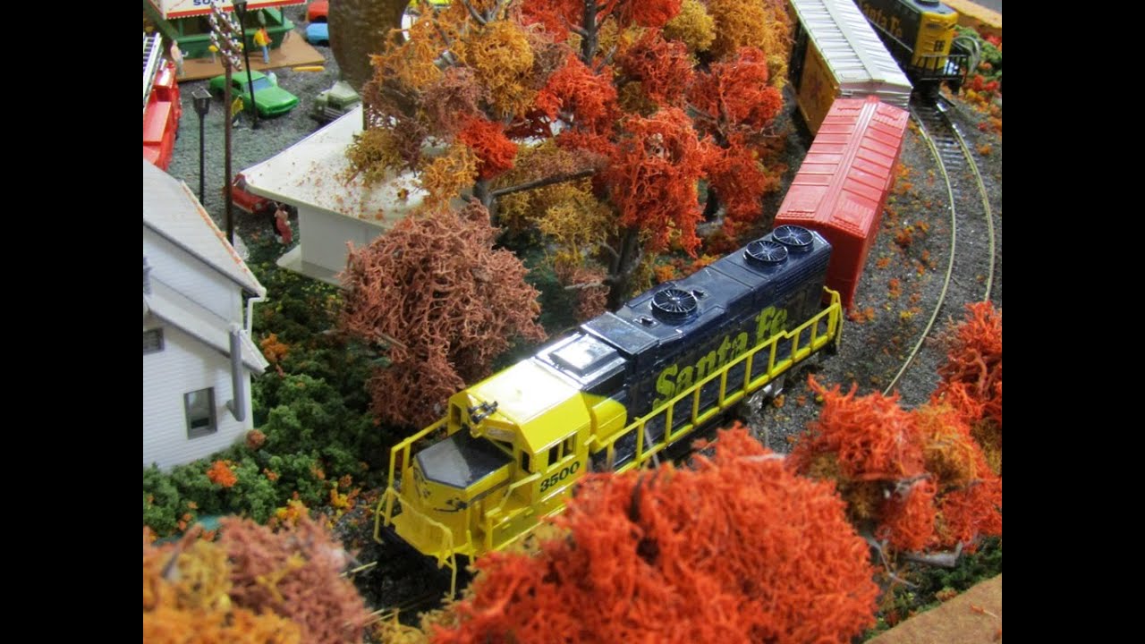 LifeLike Santa Fe "Blue&Yellow Warbonnet" GP38-2 - YouTube