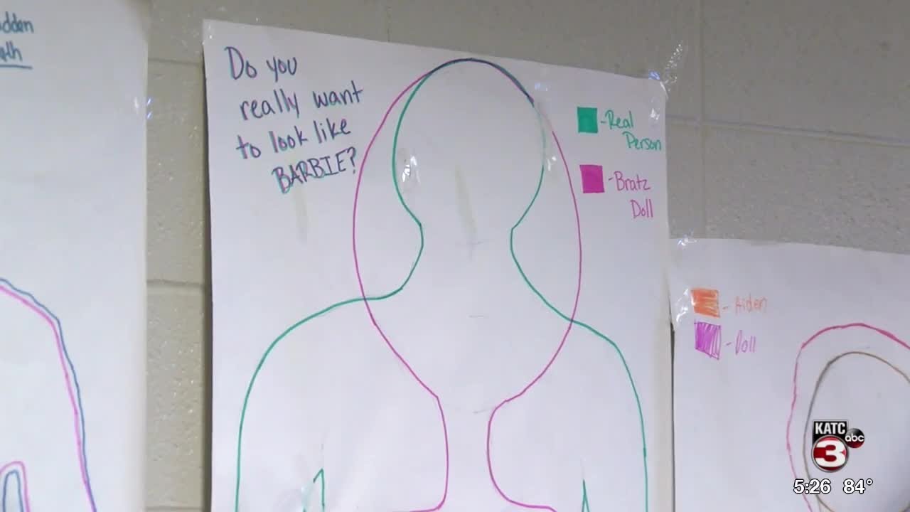 Students participate in body image project - YouTube