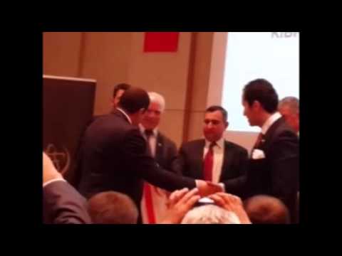 Zorlu Töre, Fatih Erbakan'a Rozet Kitap Bayrak hediye etti