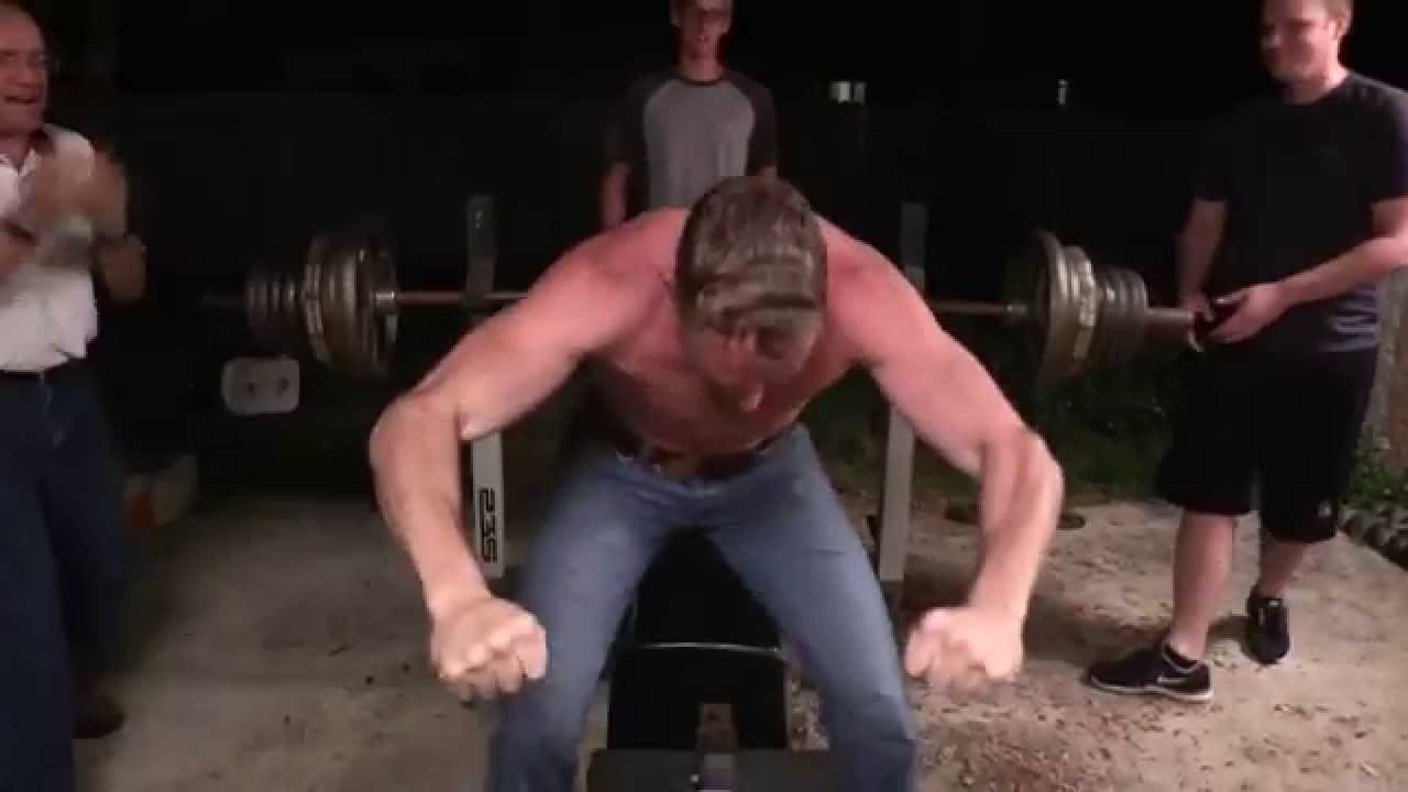 Bench Pressing 300 Pounds - YouTube