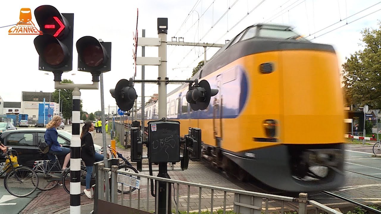 DUTCH RAILROAD CROSSING - Schoolstraat - Hilversum - YouTube