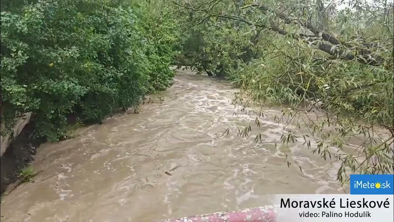 Časť Slovenska sa ocitla pod vodou. Silný vietor vyvracia stromy - YouTube