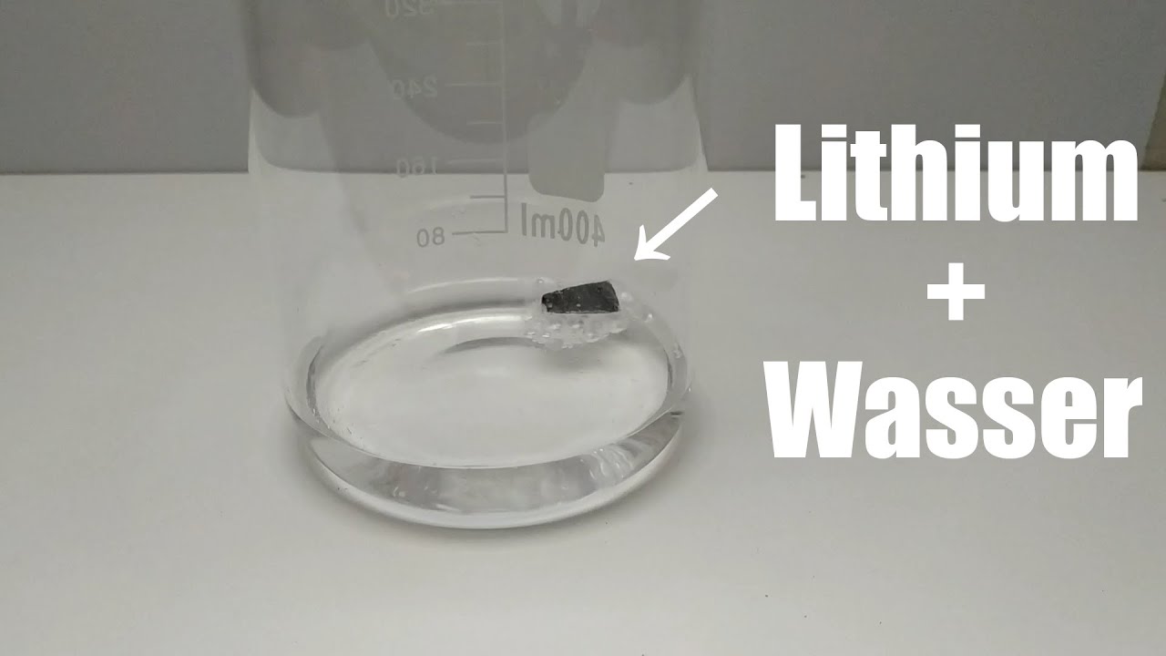 Lithium reagiert mit Wasser ( Element Nr. 3 im PSE ) - YouTube