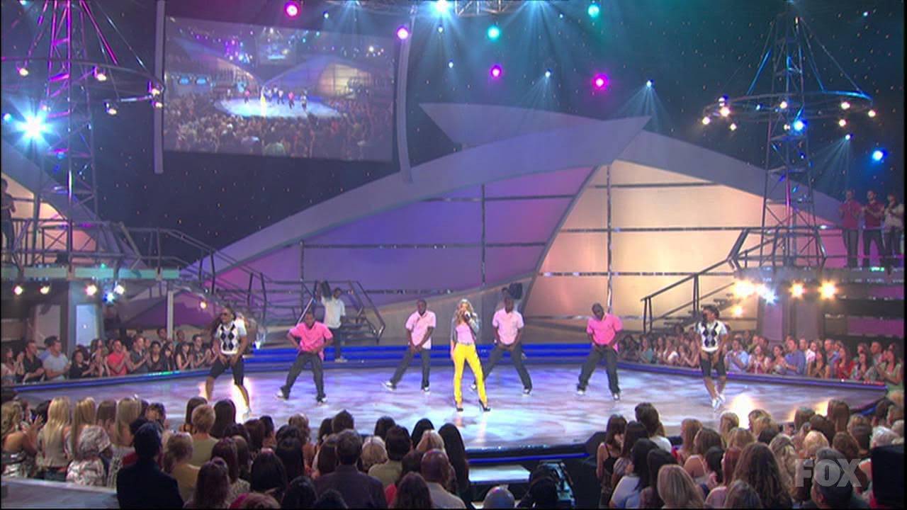 Fergie feat. Ludacris - Glamorous (Live) - YouTube