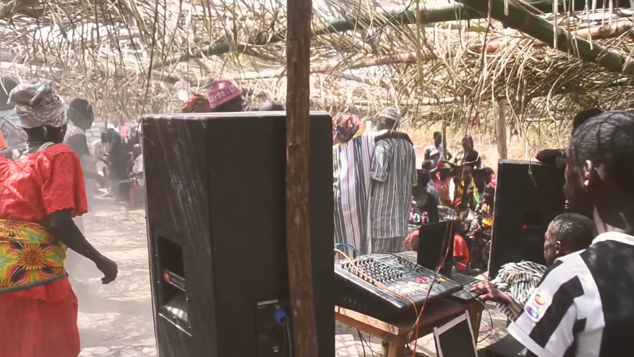 Dancing the Kpelle style - YouTube