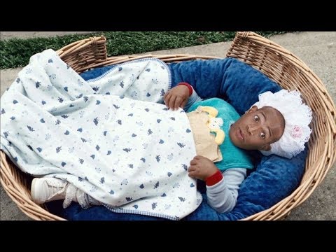 chiquito pero peligroso el bebe en la puerta - YouTube