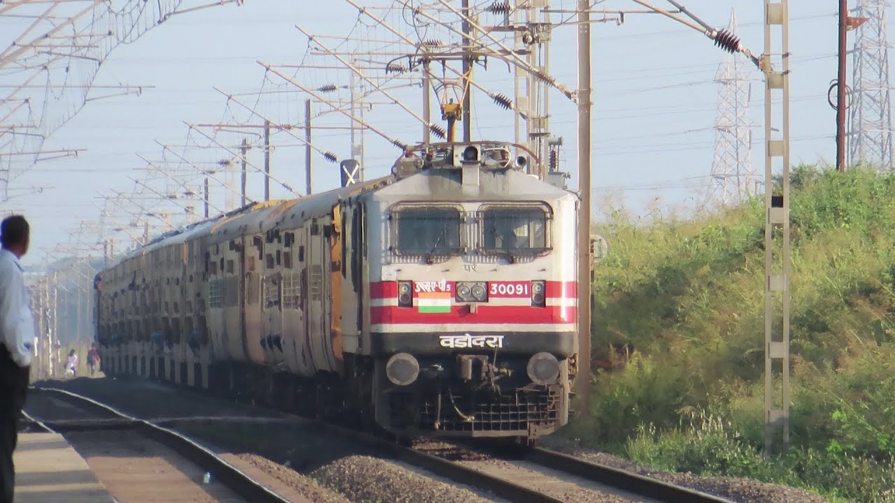 Superfast Double Decker FLYING RANEE rushing to Mumbai!! Indian ...