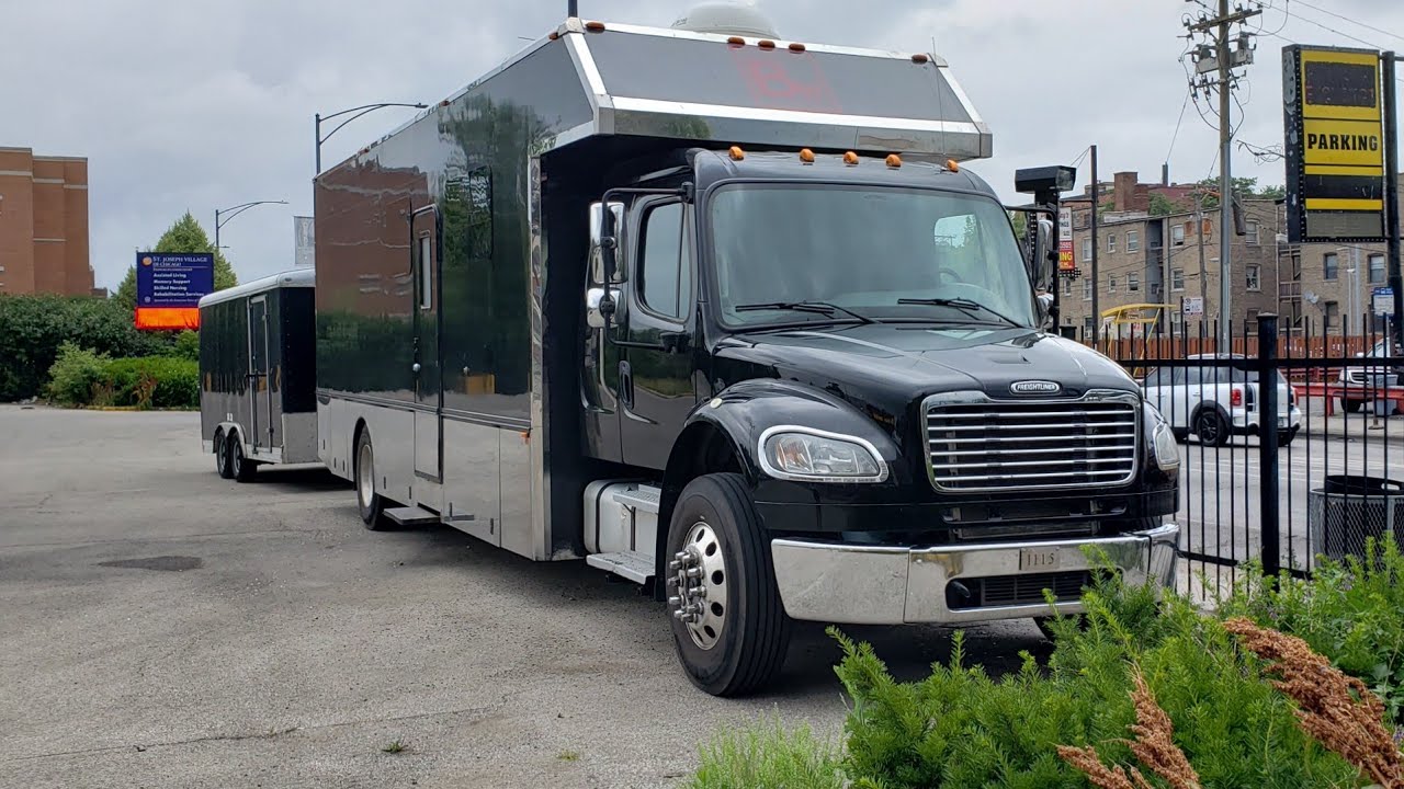 Super Freightliner RV...Chicago, IL - YouTube