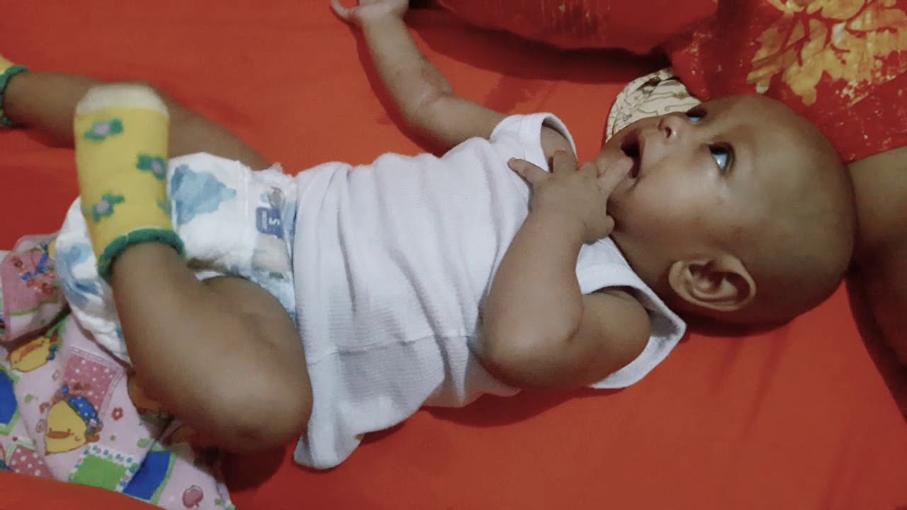 Bayi ini marah-marah terus gara2 telat mimik susu!!! - YouTube