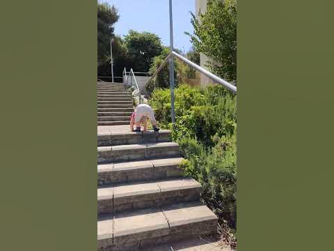Малышка поднимается очень высоко самостоятельно по ступеням. - YouTube
