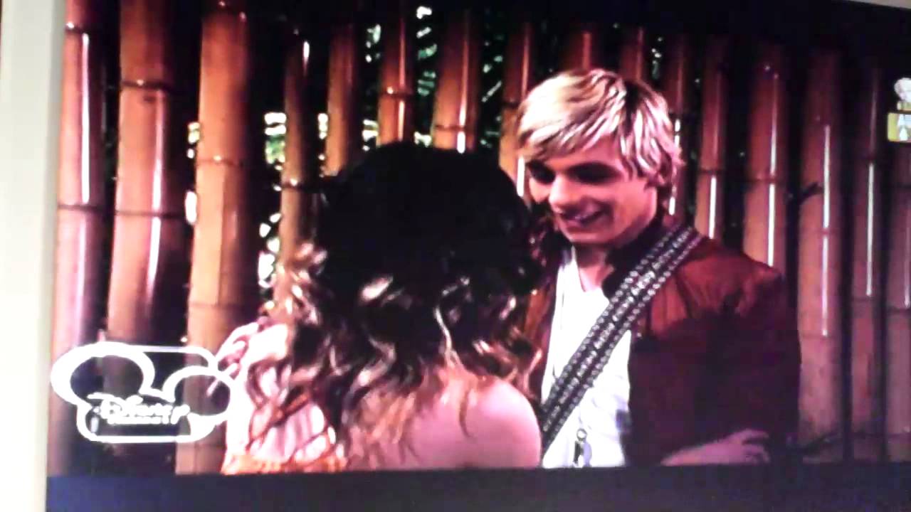 Beso de Austin y Ally - YouTube