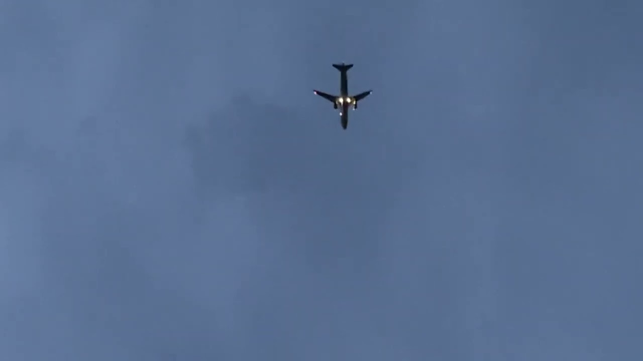 Frontier Airbus A320-214 (F92520, N229FR) landing at ISP Airport over ...