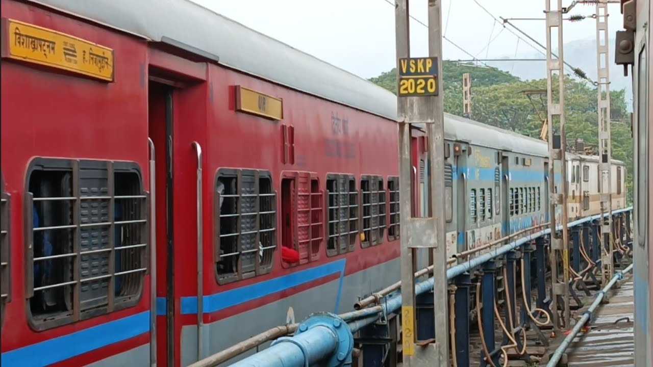 12807 VSKP - NZM VIZAG STEEL SAMATHA S.F. EXPRESS DEPARTING ...