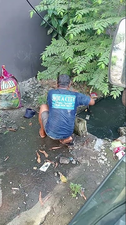 si manong sa kanal na naligo init na init, - YouTube