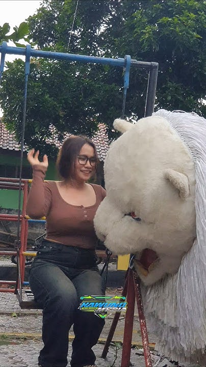 Can macanan gangguin cewek lagi main ayunan - YouTube