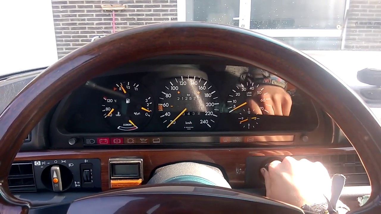 Mercedes-Benz W126 260SE coldstart with 'leaking' exhaust - YouTube