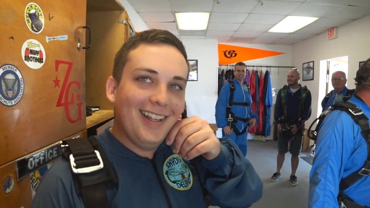 Skydive DeLand welcomes Scott - YouTube